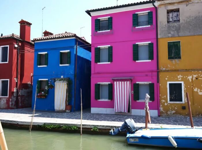 Le case colorate di Burano: tra storia, arte e poesia